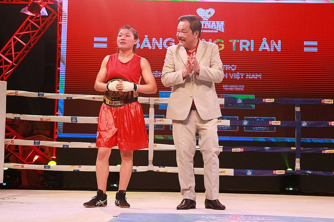 Người Sài Gòn mãn nhãn với sàn đấu boxing lần đầu tiên được tổ chức ...