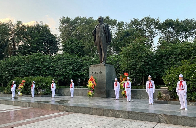 Lãnh đạo TP Hà Nội dâng hoa tưởng niệm tại Tượng đài V.I.Lenin