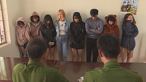 Bắt nhóm nam nữ tổ chức sinh nhật "bay lắc" trong quán karaoke