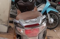 Vợ bóp cổ công an để chồng và người thân lấy xe máy bị tạm giữ