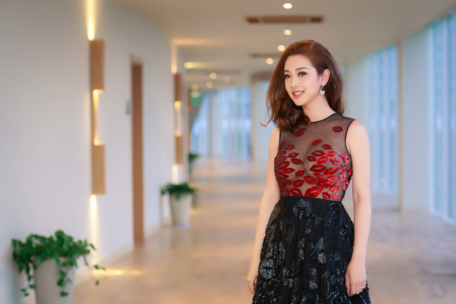 Jennifer Phạm khoe dáng nóng bỏng, hội ngộ Quang Dũng