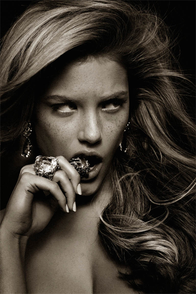 Ashley Smith khoe da nâu bóng với nữ trang đắt giá